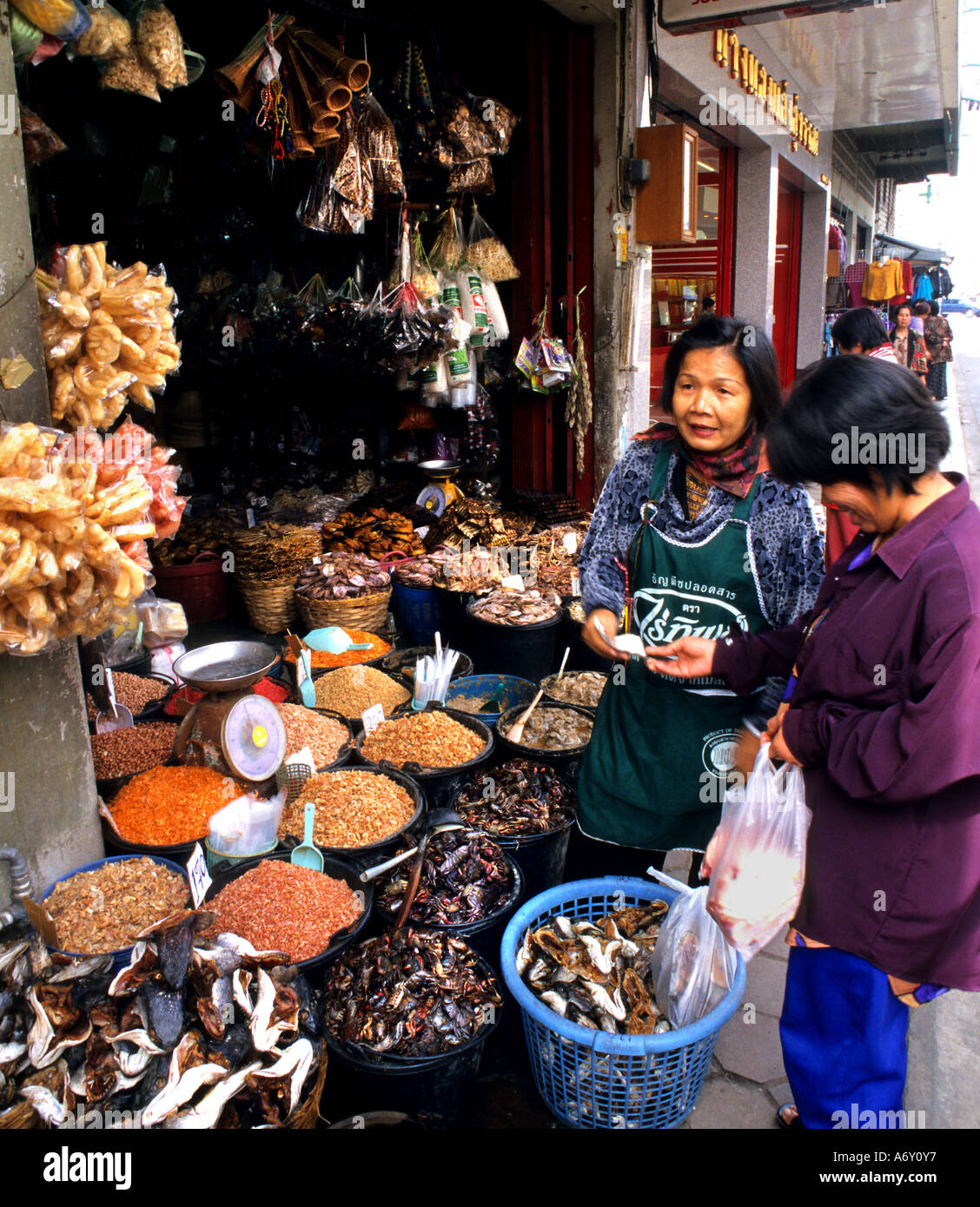 Thailand Market Thai shop market grocer spices Stock Photo - Alamy