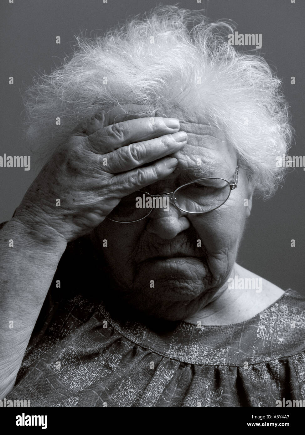 Elderly black woman confused hi-res stock photography and images - Alamy