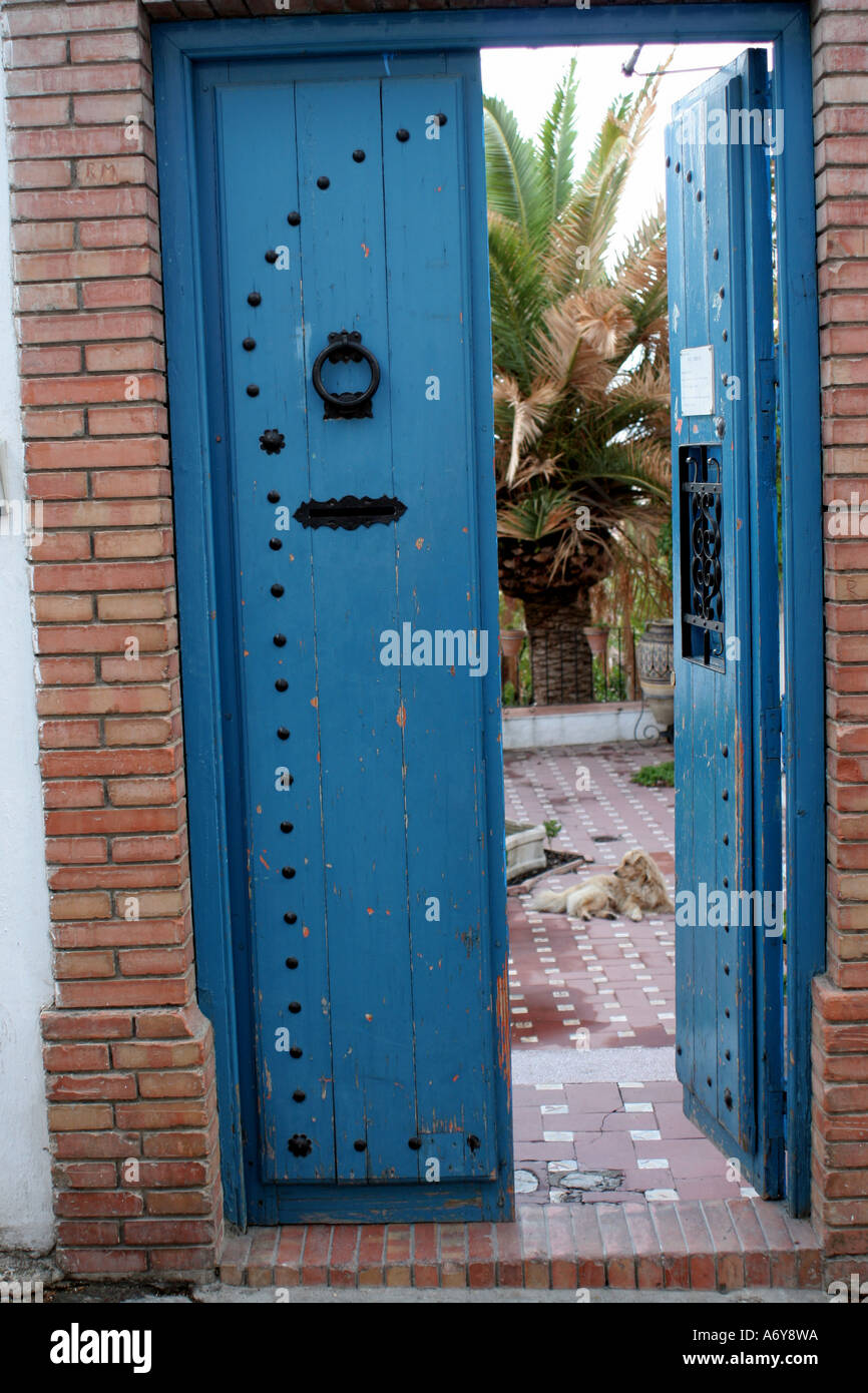 Double doors door opened hi-res stock photography and images - Alamy