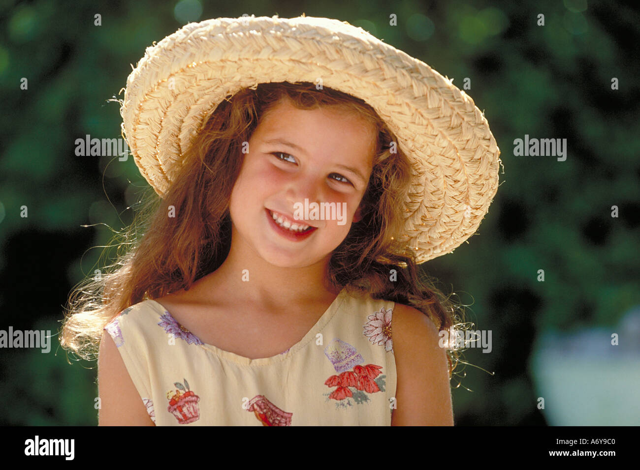 Girl wearing a straw hat hi-res stock photography and images - Alamy