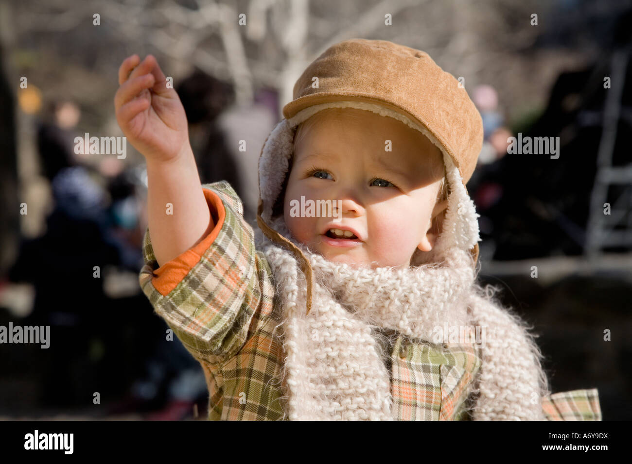 Young boy reaching Stock Photo - Alamy