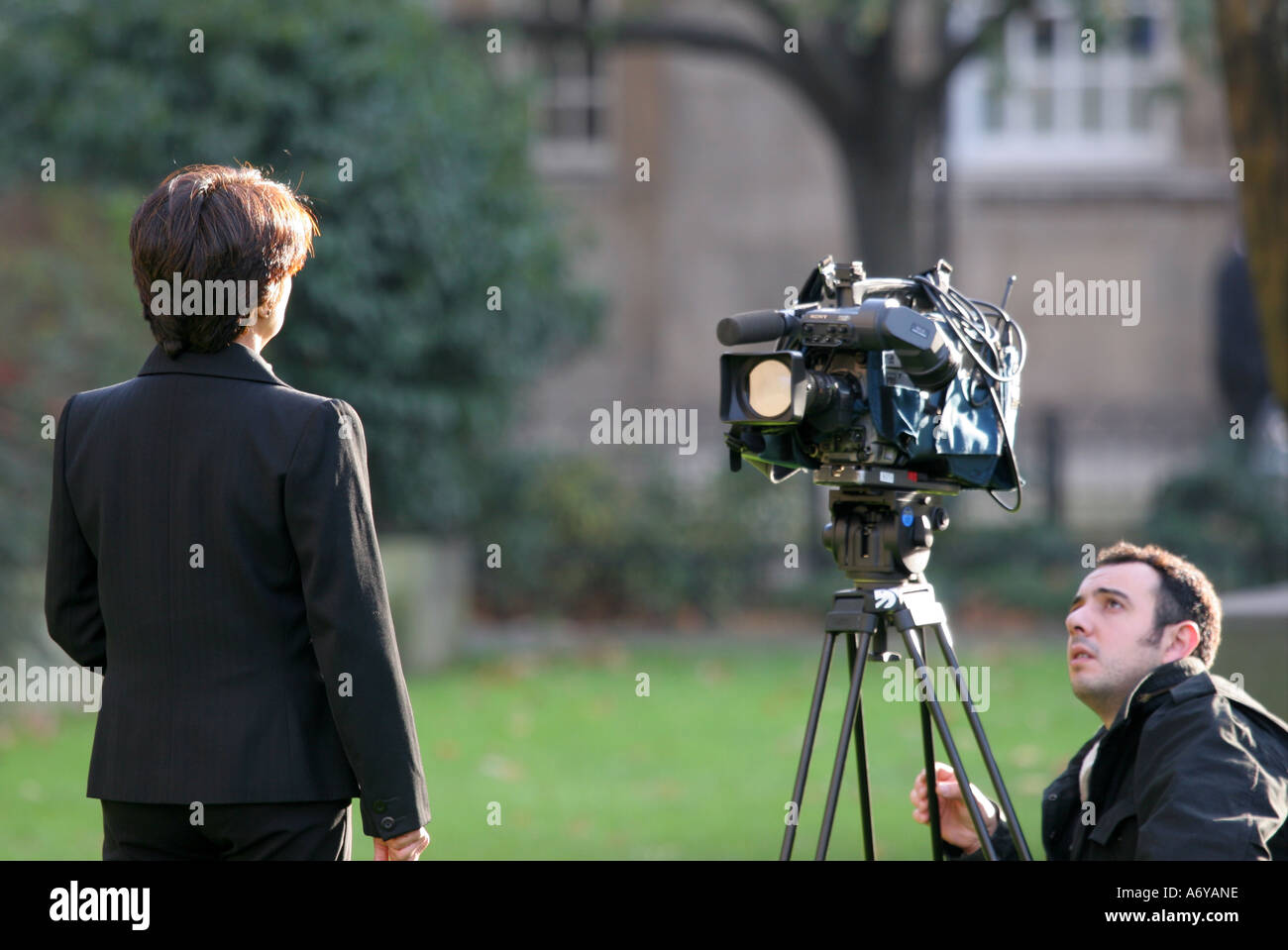 Tv news reader hi-res stock photography and images - Alamy