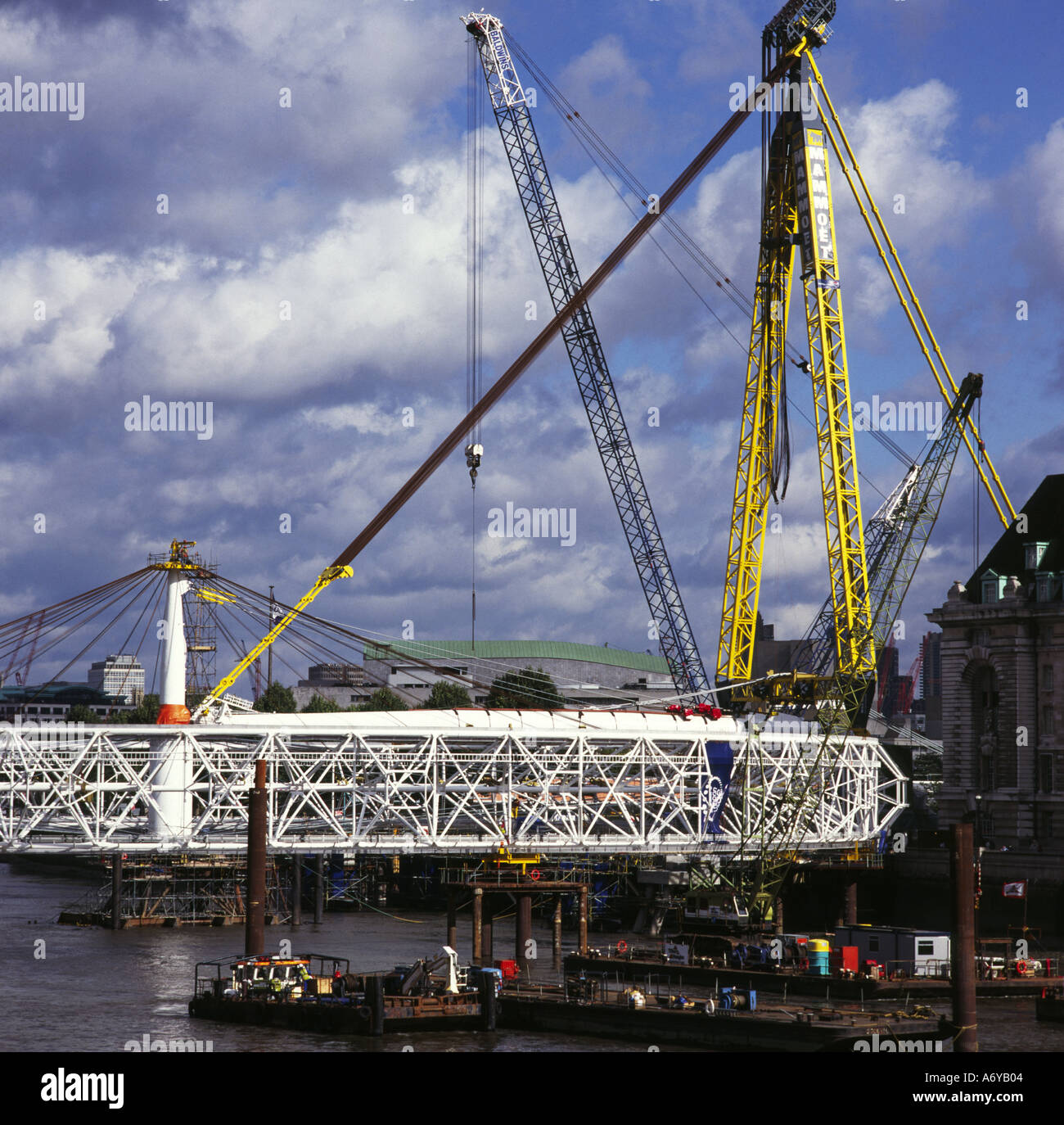 The London Eye during its construction phase Stock Photo - Alamy