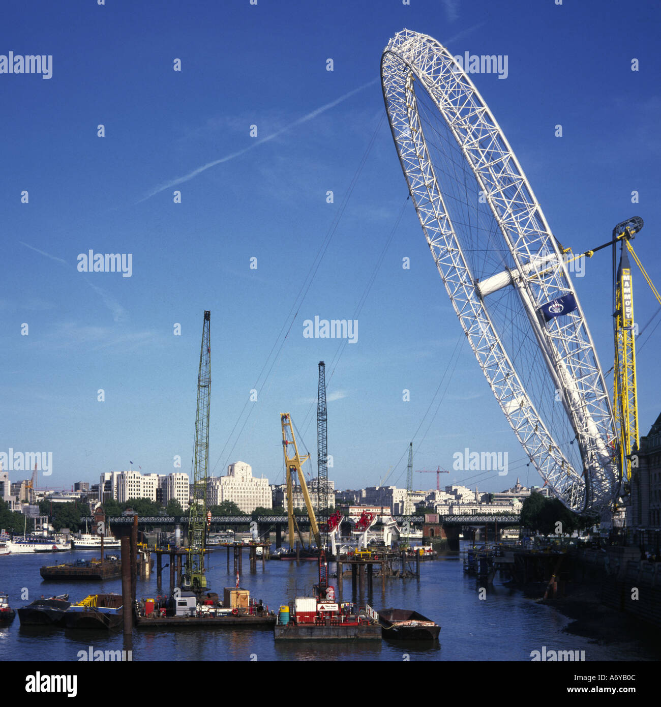 The London Eye during its construction phase Stock Photo - Alamy