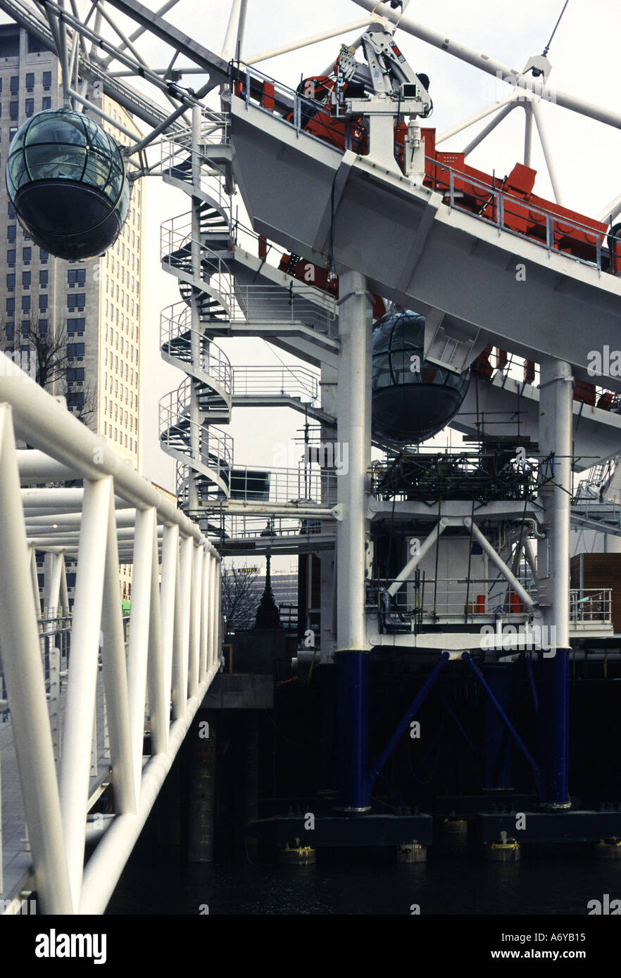 The London Eye during its construction phase Stock Photo - Alamy