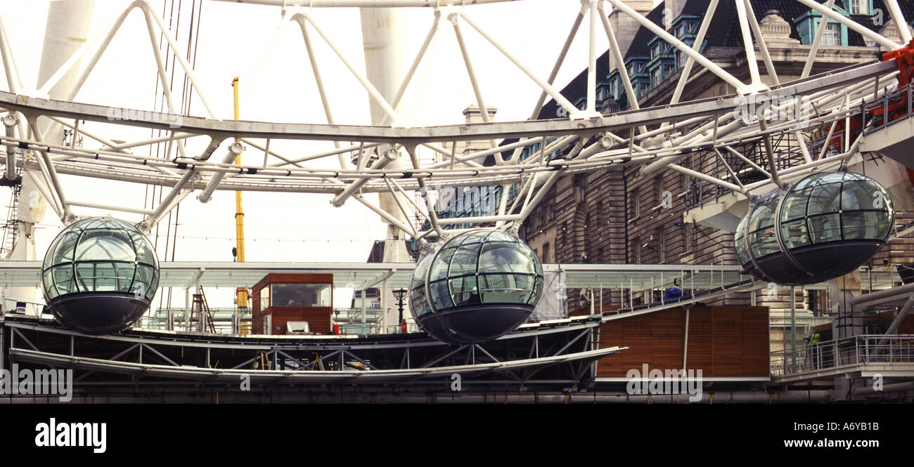 The London Eye during its construction phase Stock Photo - Alamy