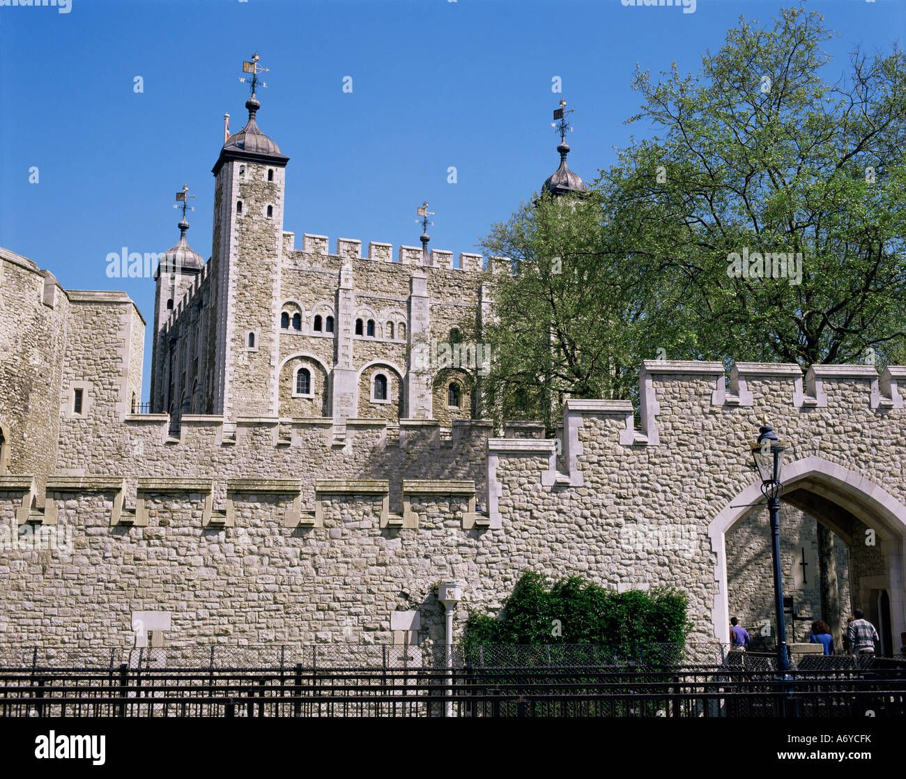 The White Tower and outer wall Tower of London UNESCO World Heritage ...