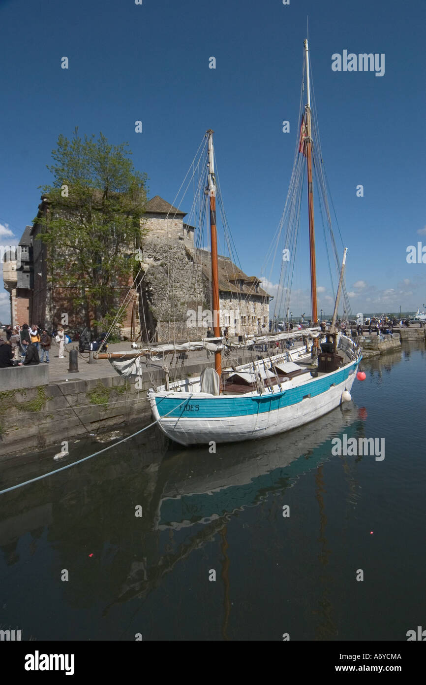 Old sailing barge hi-res stock photography and images - Alamy
