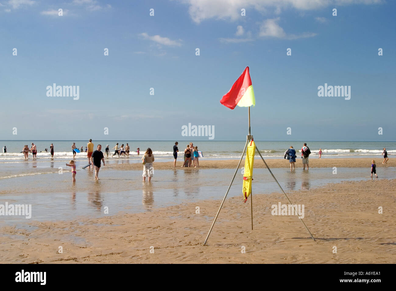 Rnli beach bathing flag hi-res stock photography and images - Alamy