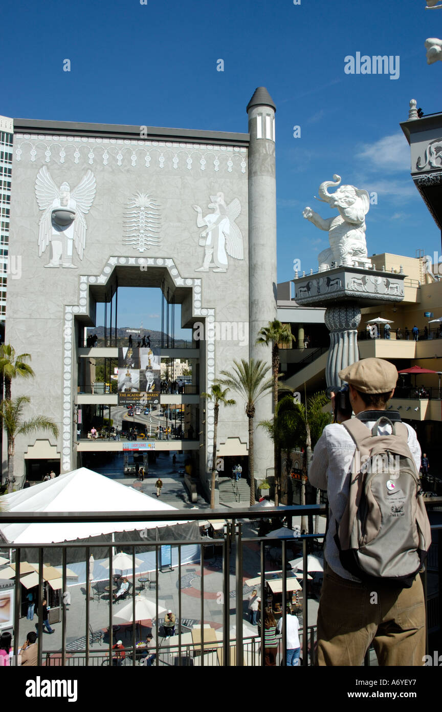 Hollywood & Highland's Babylon Court Tourist photographing the archway ...