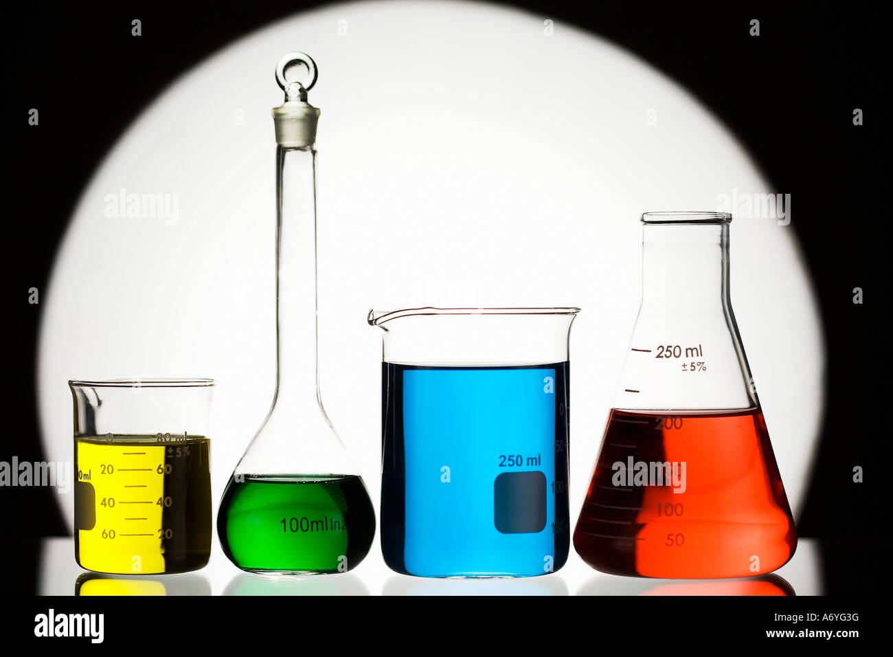 Yellow solution in glass beaker hi-res stock photography and images - Alamy