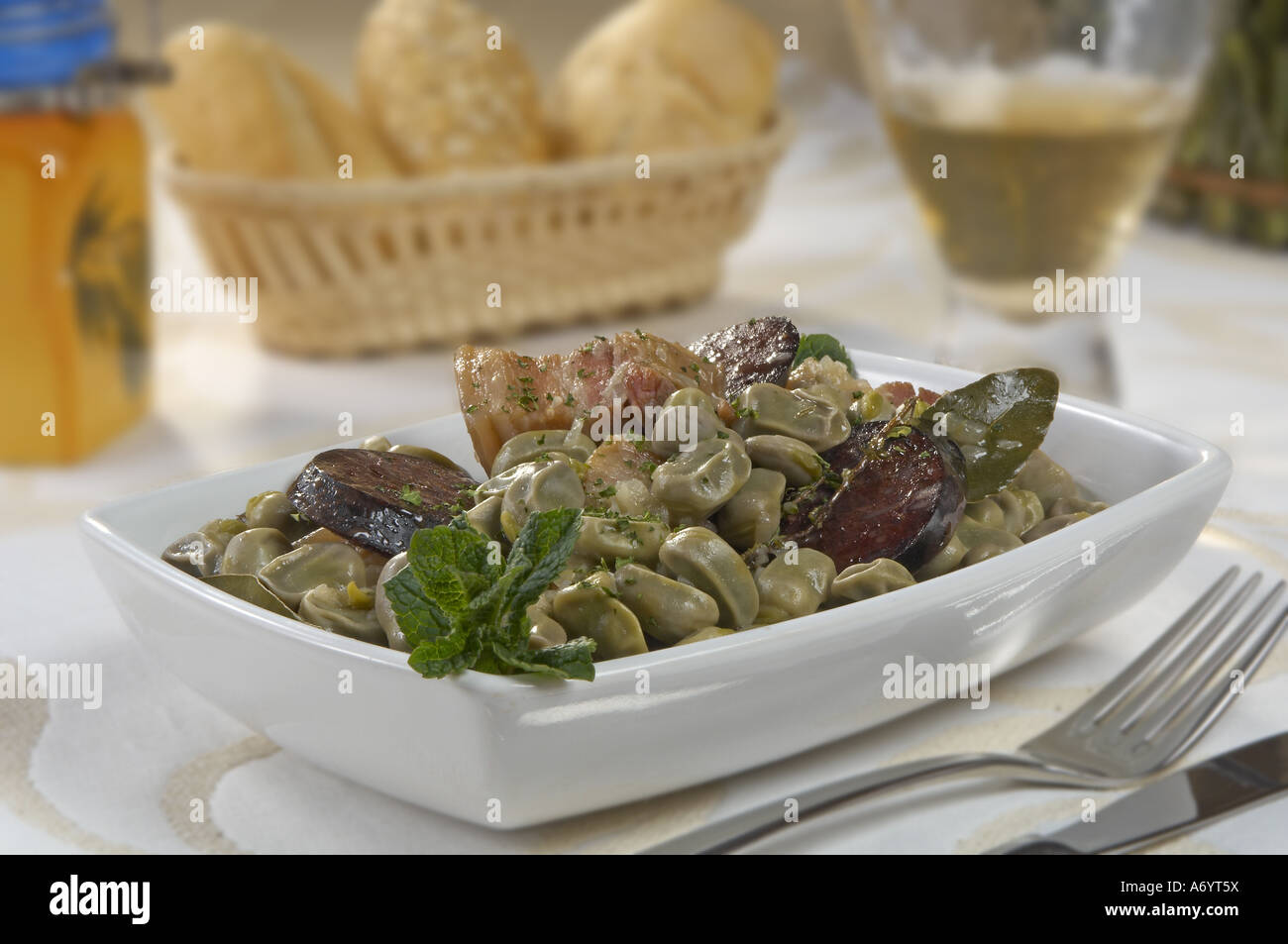 Catalan style broad beans Stock Photo - Alamy