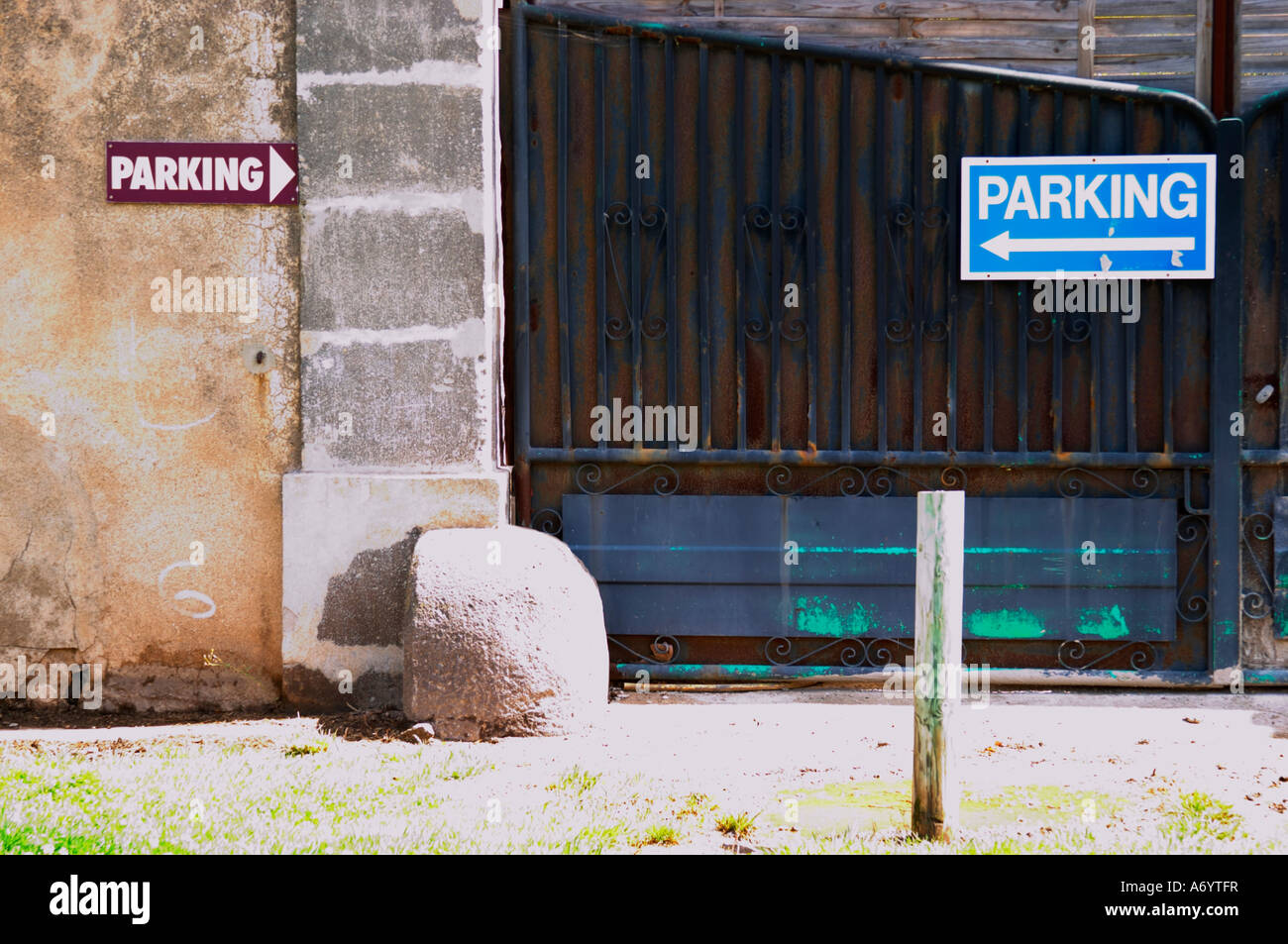 Conflicting direction signs hi-res stock photography and images - Alamy