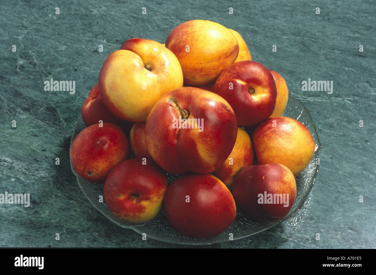 food fruit fruits necatarine nectarines nektarinen Stock Photo - Alamy