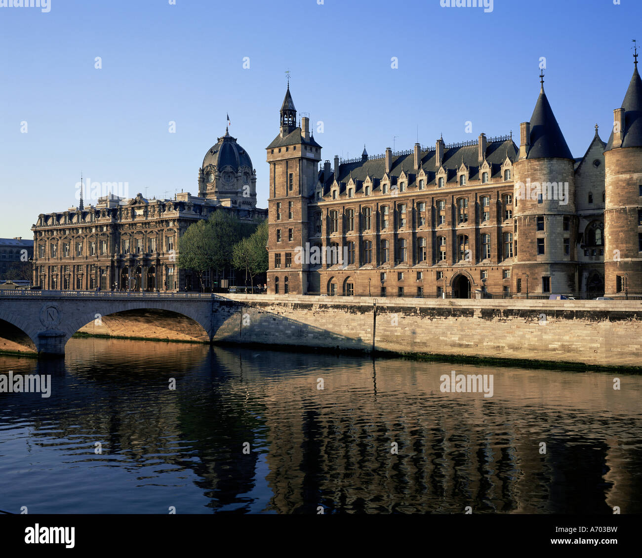 Palais de justice paris hi-res stock photography and images - Alamy
