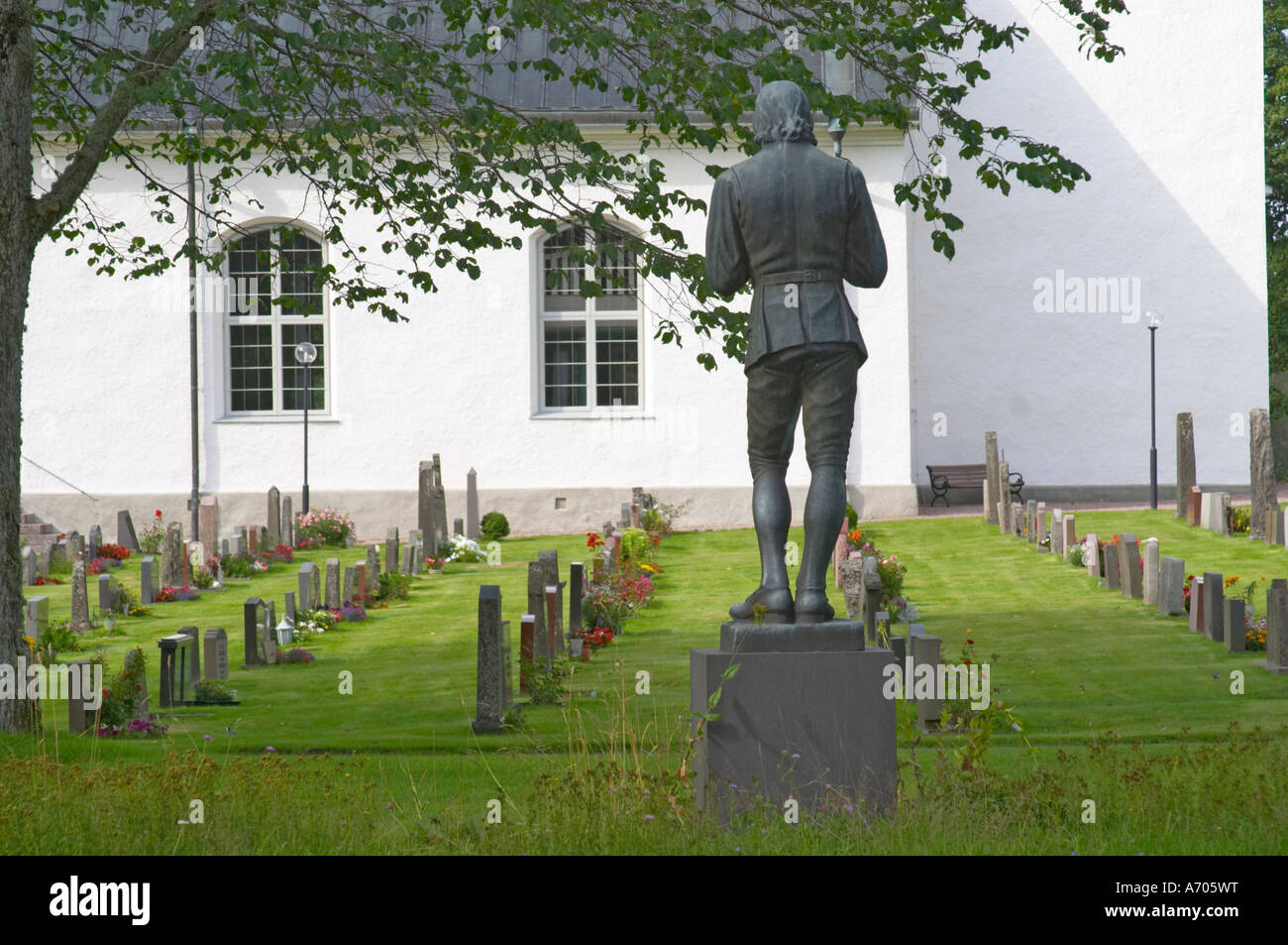 A statue of Carl Linnaeus holding a bird by Gerda Sprinchorn standing ...