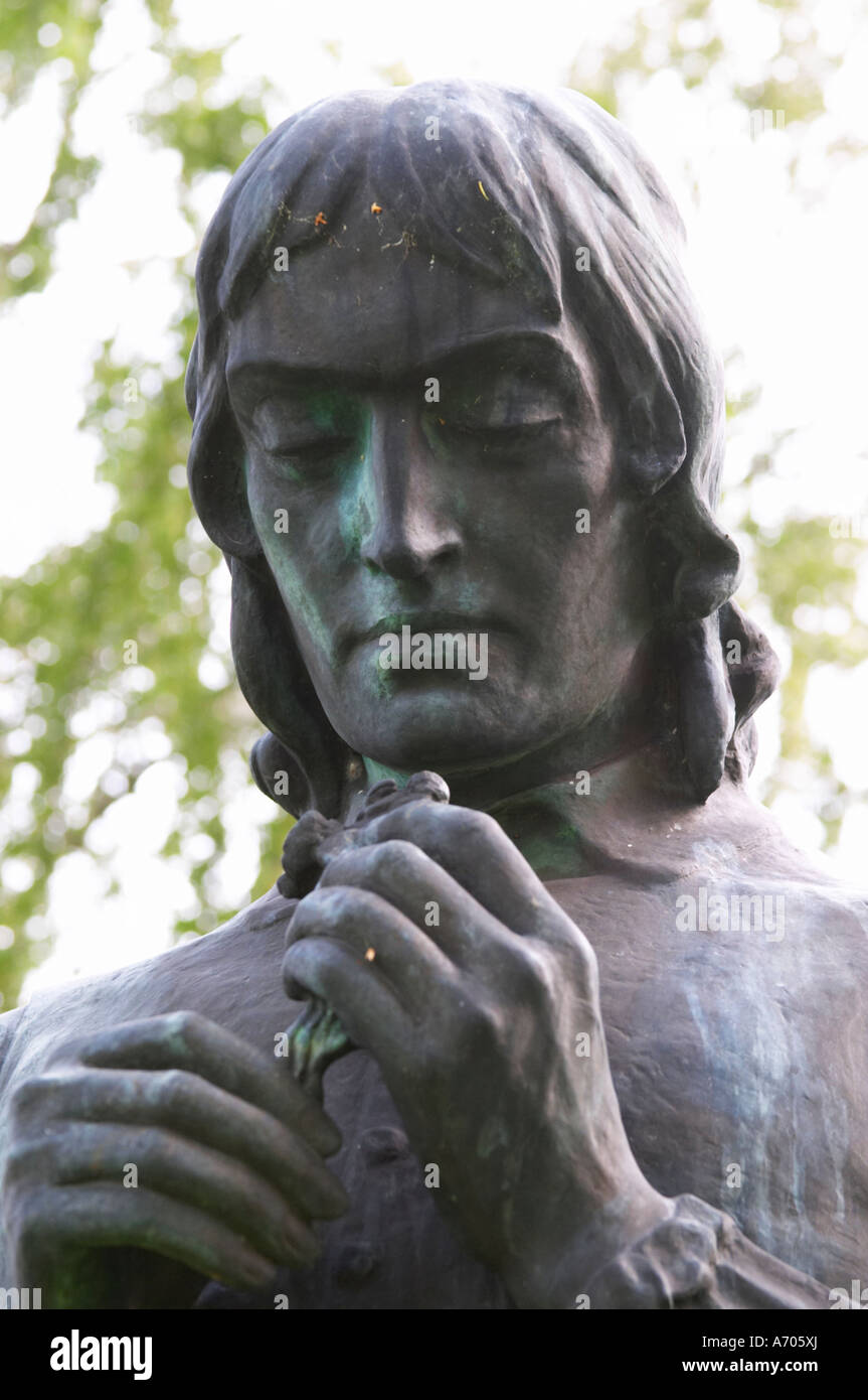A statue of Carl Linnaeus holding a bird by Gerda Sprinchorn standing ...