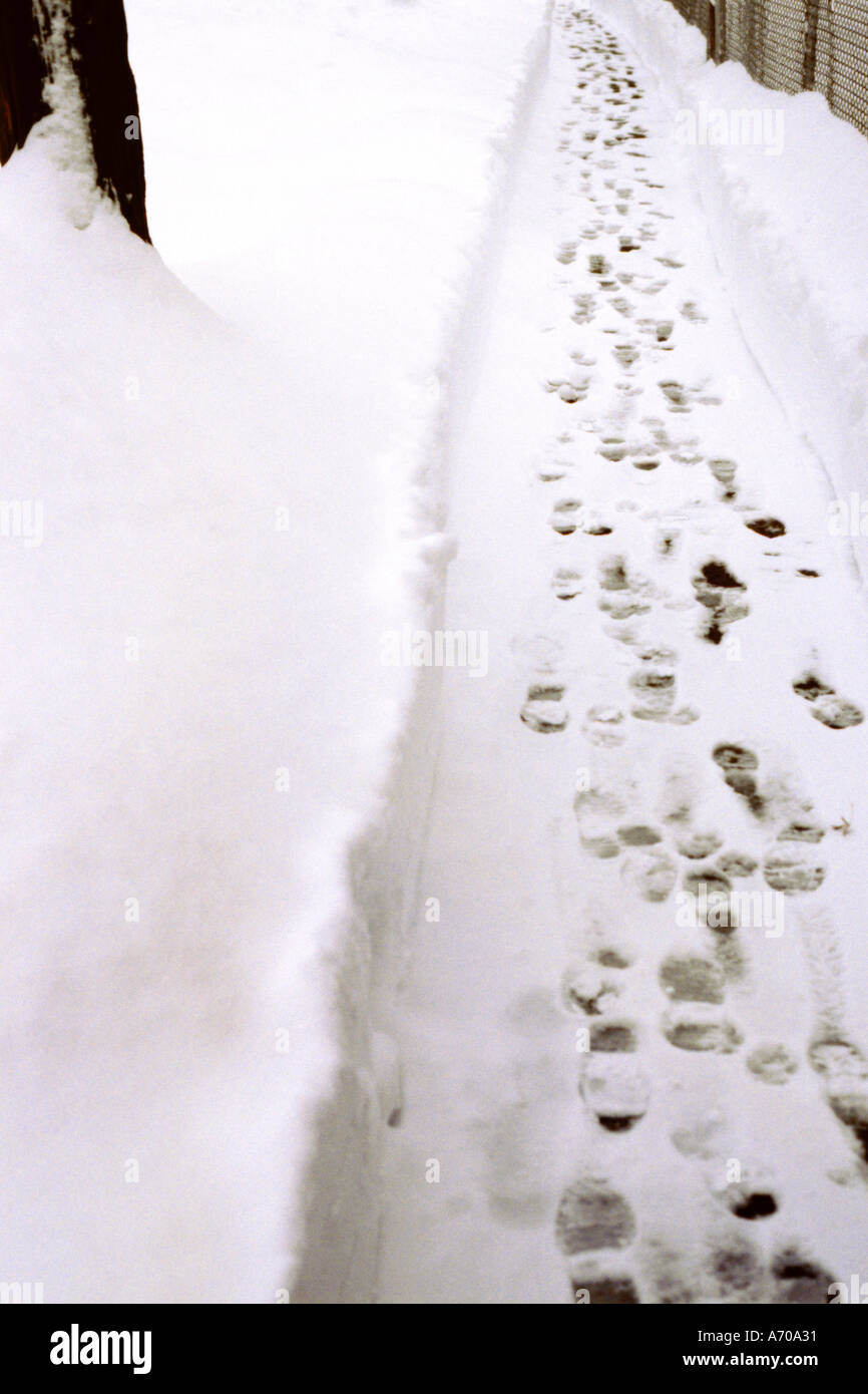 Snow cleared pathway hi-res stock photography and images - Alamy
