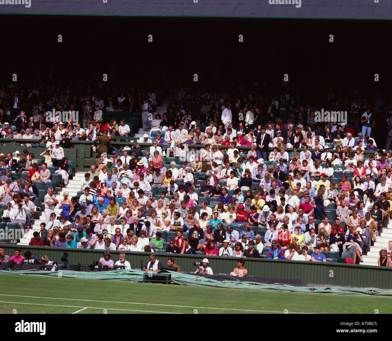 Crowd of spectators at wimbledon tennis hi-res stock photography and ...