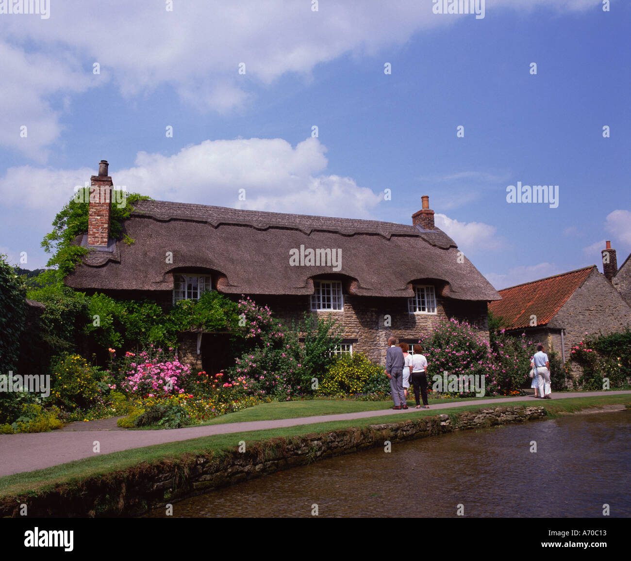 Traditional thatched cottage north hi-res stock photography and images ...