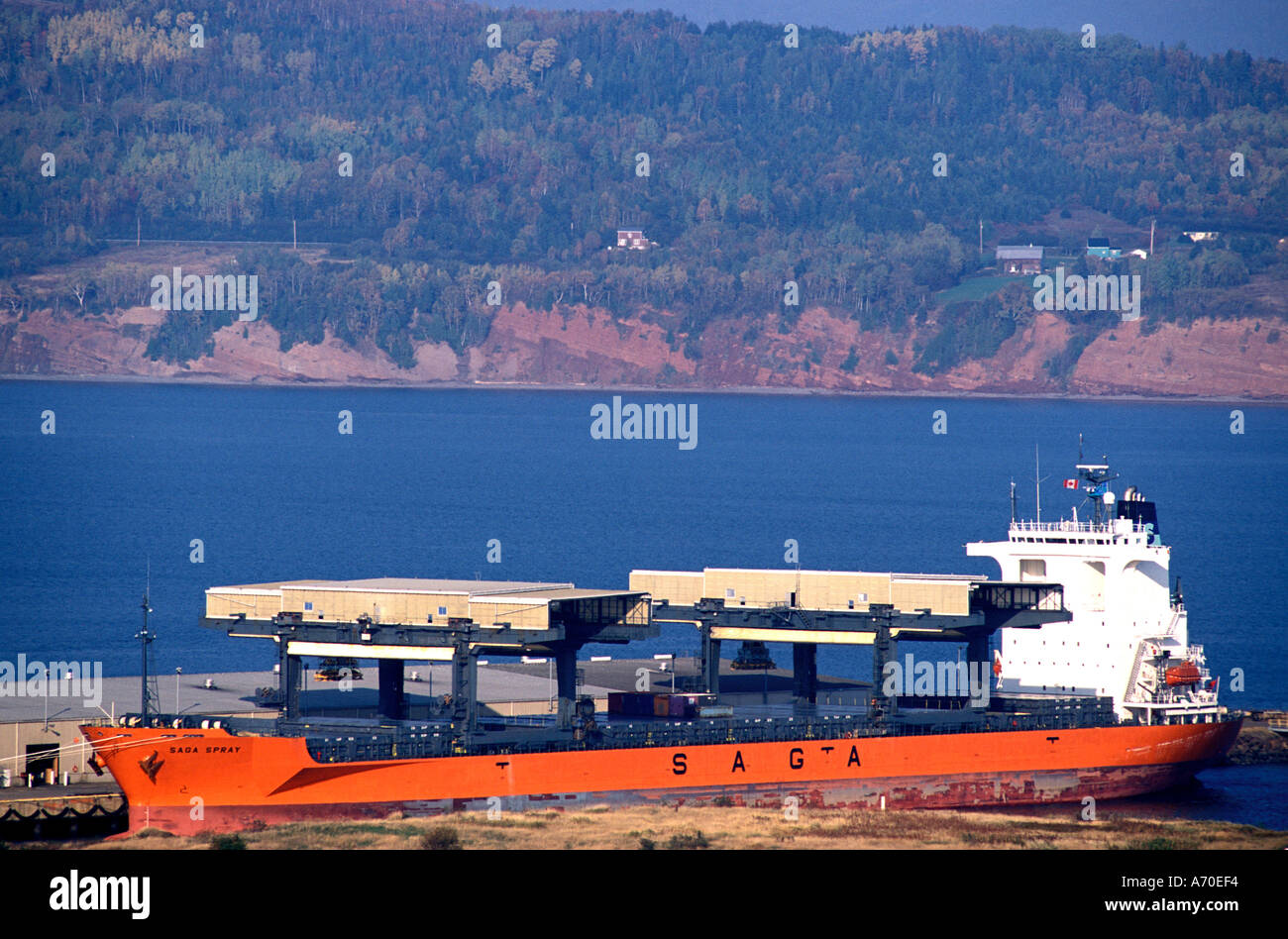 Pulp and paper freighter hi-res stock photography and images - Alamy
