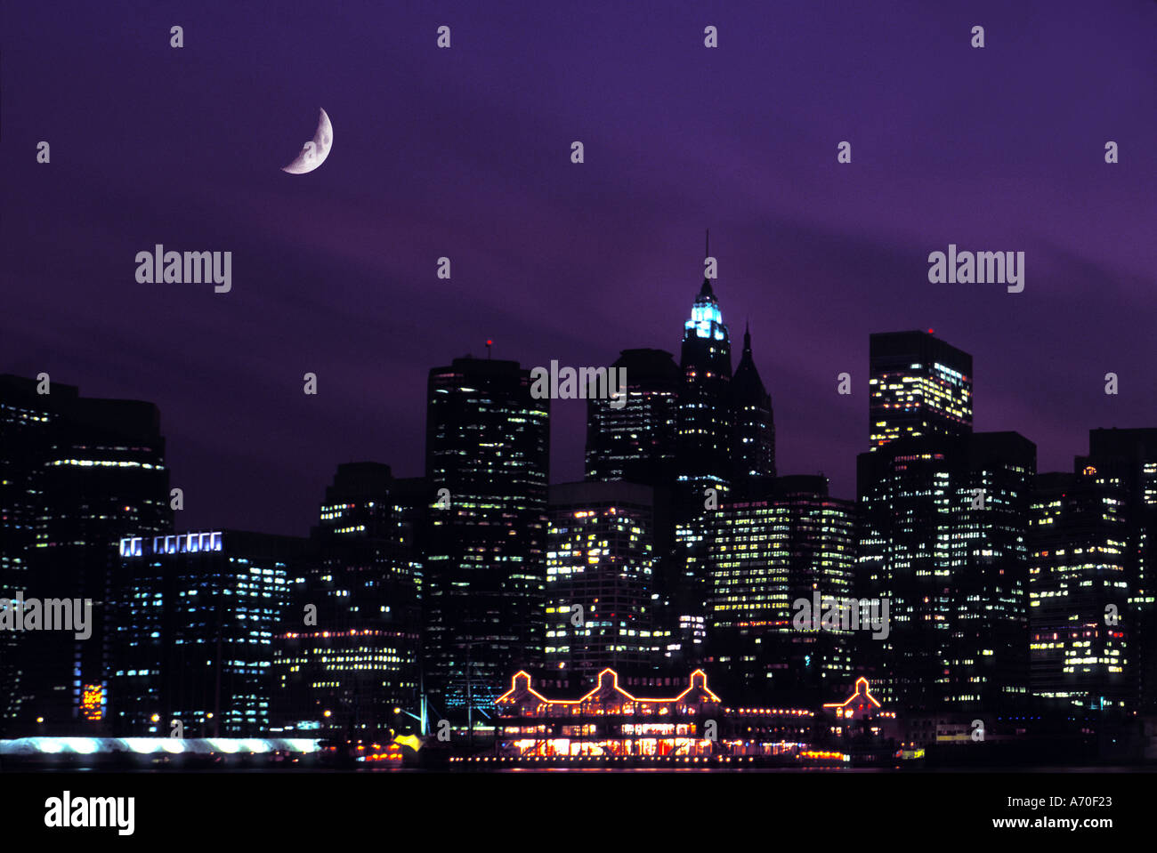 New york skyline moon hi-res stock photography and images - Alamy