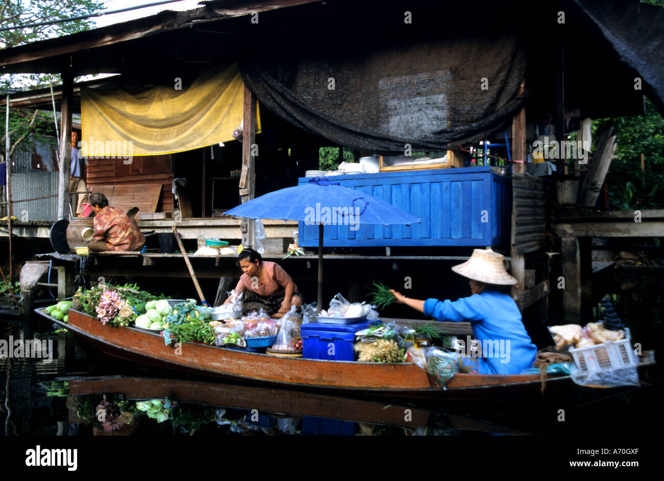 Thailand Damnoen Saduak floating market boat canal Stock Photo - Alamy