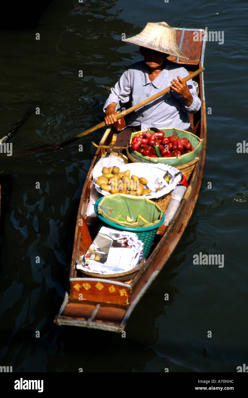 Thailand Damnoen Saduak floating market boat canal Stock Photo - Alamy