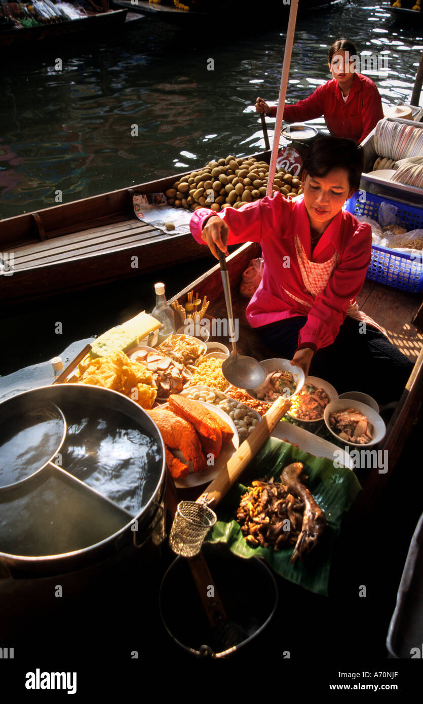 Thailand Damnoen Saduak floating food market boat restaurant Stock ...
