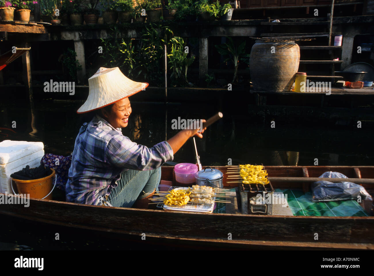 Thailand Damnoen Saduak floating market boat canal Stock Photo - Alamy