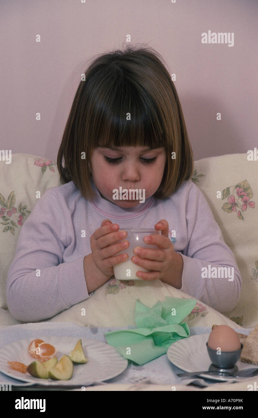 child sitting up in bed eating breakfast Stock Photo - Alamy
