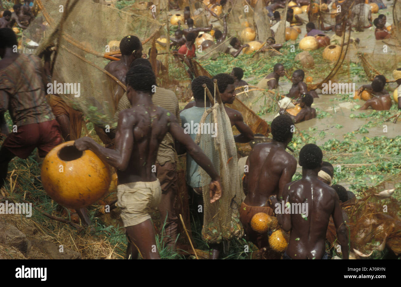 Argungu fishermen with gourds Stock Photo - Alamy