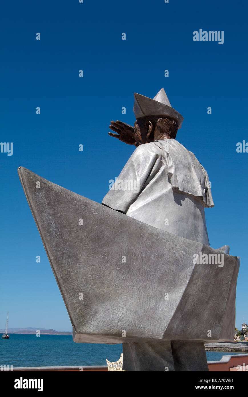 Statue looking over ocean hi-res stock photography and images - Alamy
