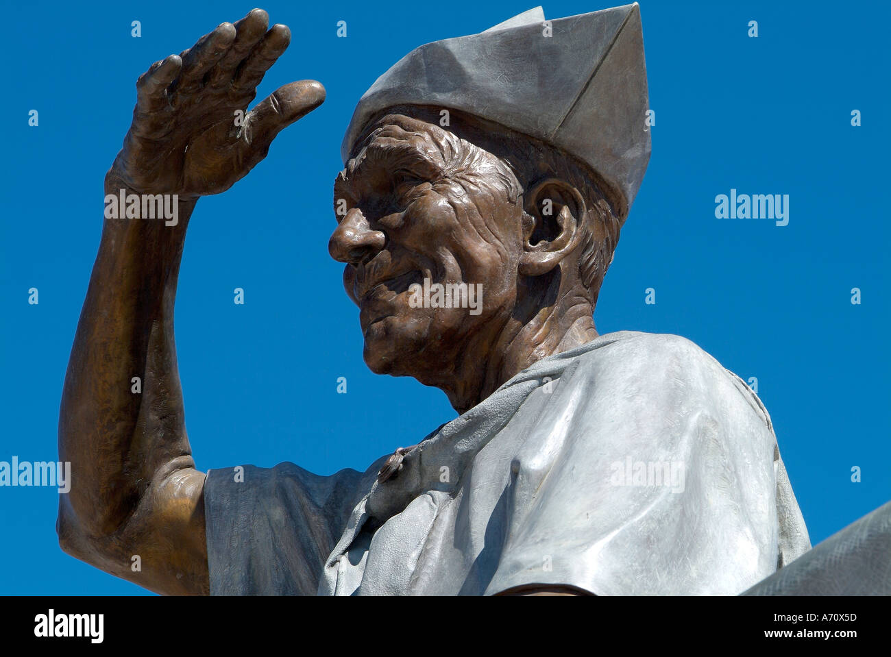 Statue looking over ocean hi-res stock photography and images - Alamy