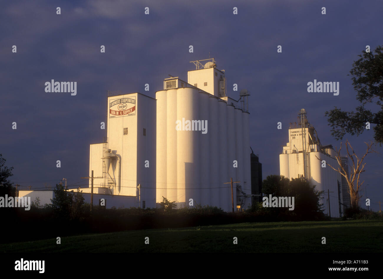 Nebraska grain storage hi-res stock photography and images - Alamy