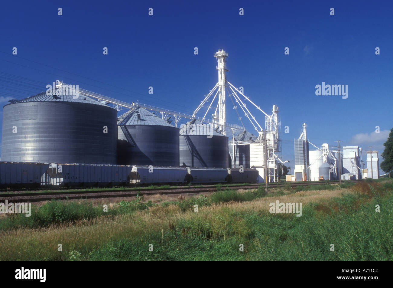 Train loading grain grain elevator hi-res stock photography and images ...