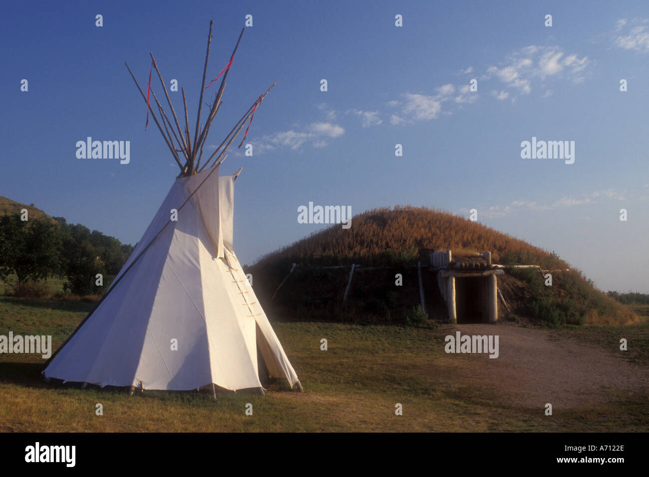 Earth lodge dakota hi-res stock photography and images - Alamy