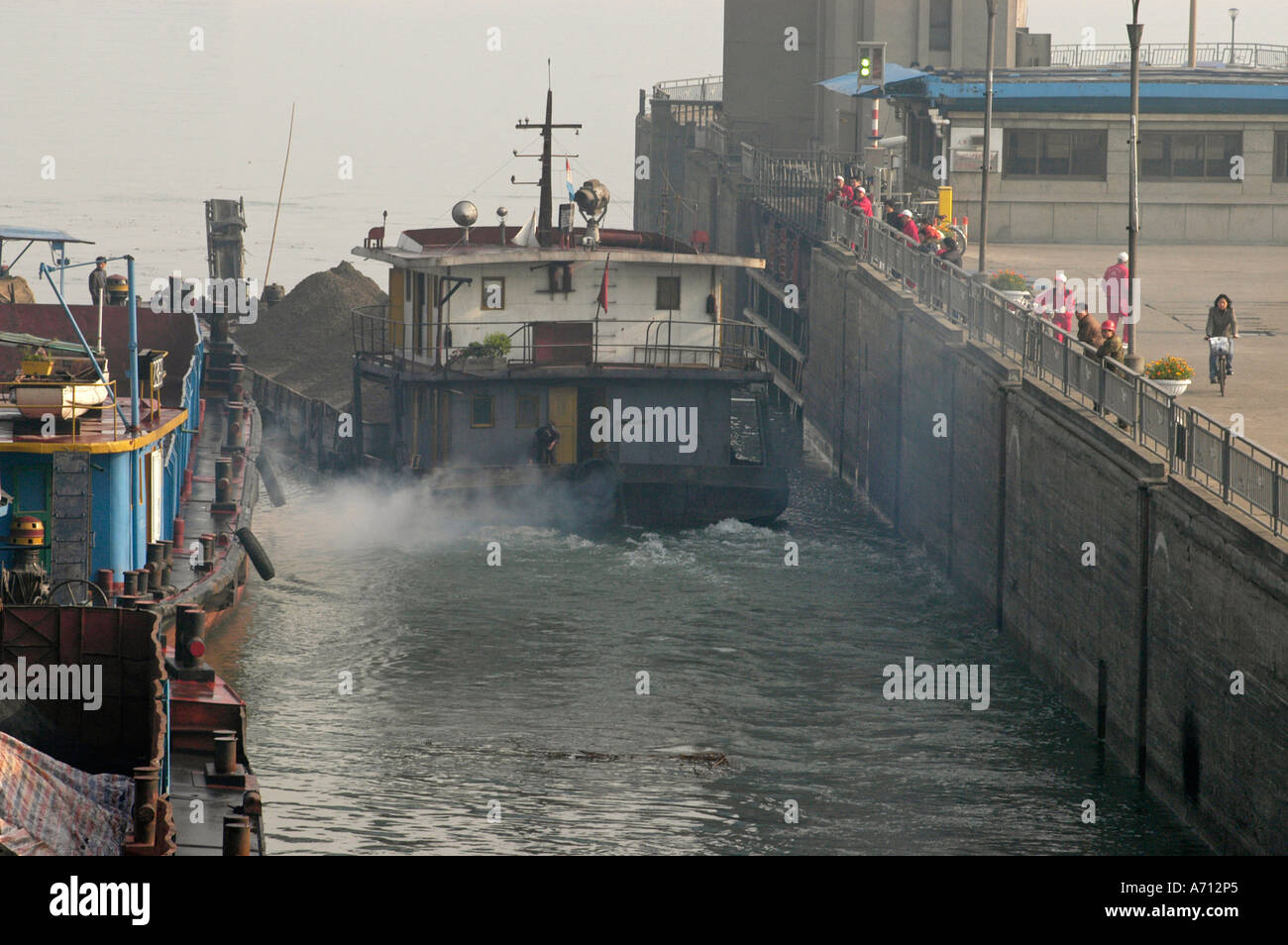 Cargoships on the Jangzi River in the Gezhouba locks near Yichang ...