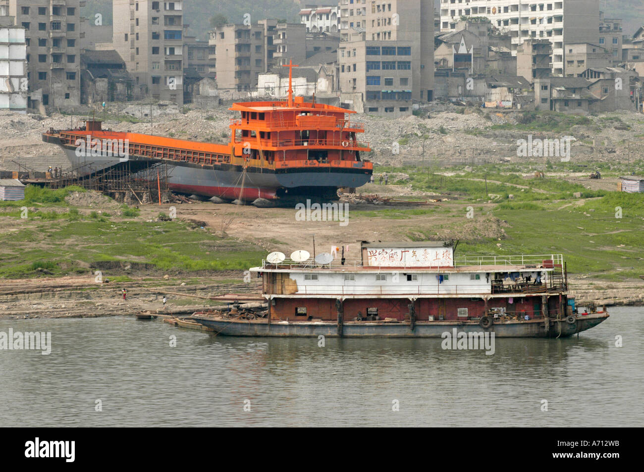 Primitive ship building site on the banks of Jangtze river, Cjina Stock ...