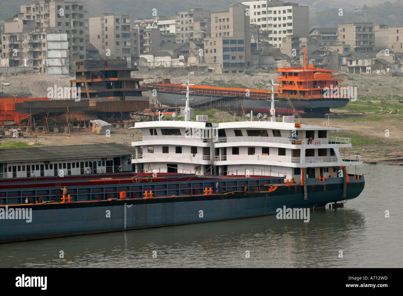 Primitive ship building site on the banks of Jangtze river, Cjina Stock ...