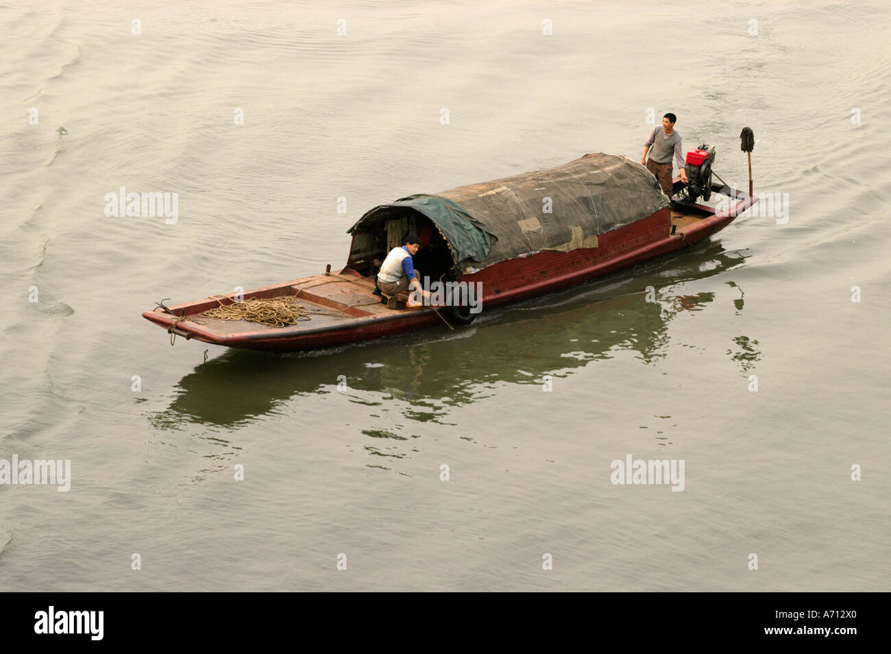 Traditional sampan on the Jangtze river, china Stock Photo - Alamy