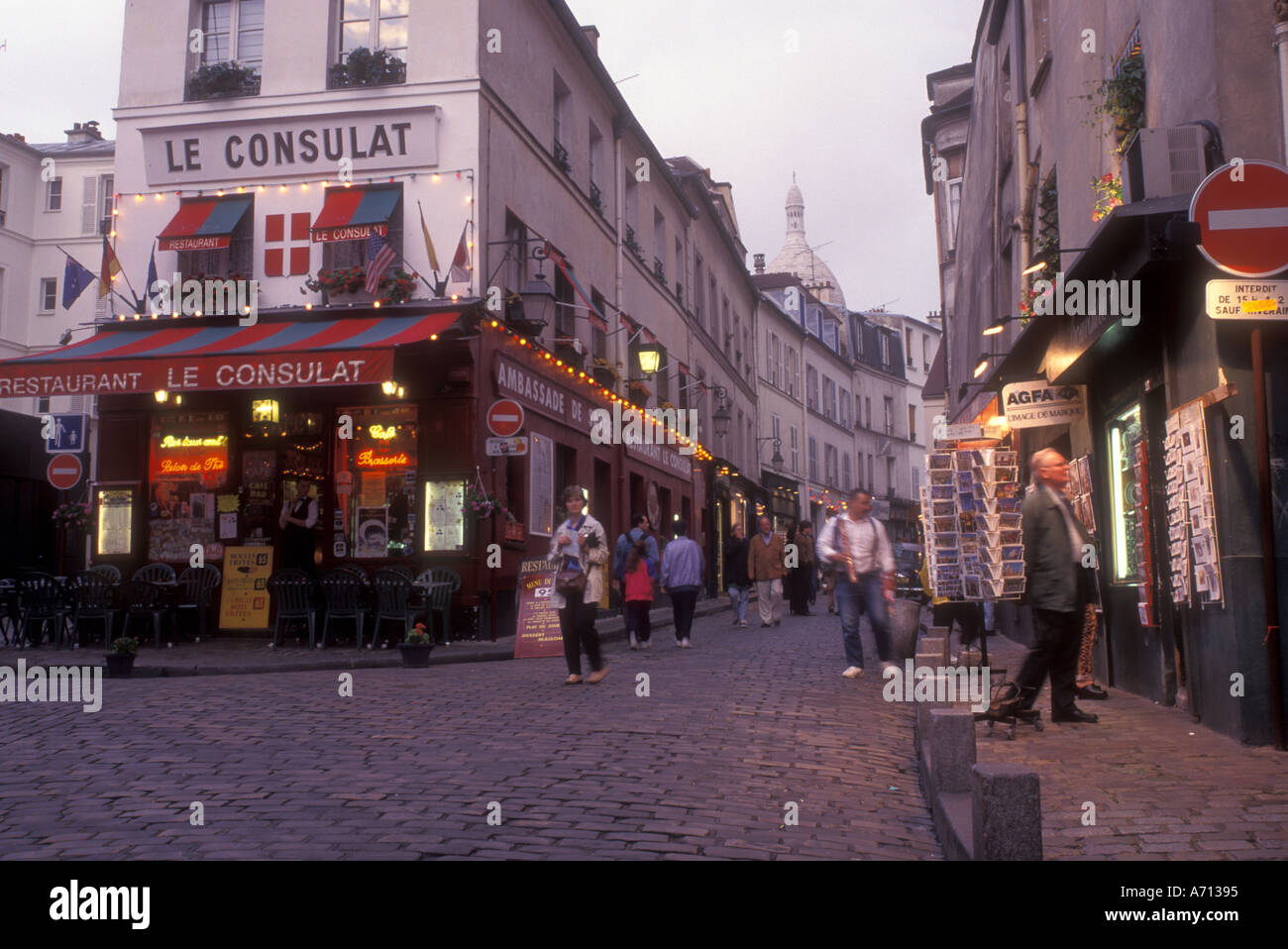 Paris walking streets hi-res stock photography and images - Alamy