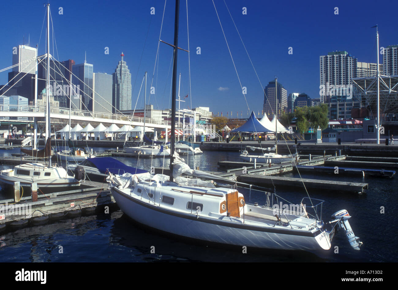 Skyline toronto sailboat skyscraper hi-res stock photography and images ...