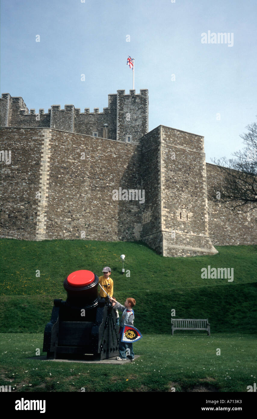 Dover castle with cannon hi-res stock photography and images - Alamy