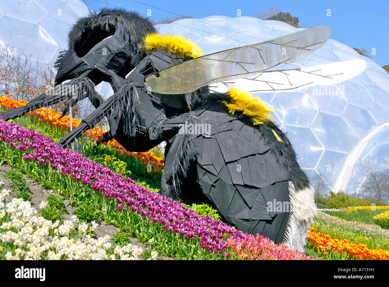 Bumble bee sculpture hi-res stock photography and images - Alamy