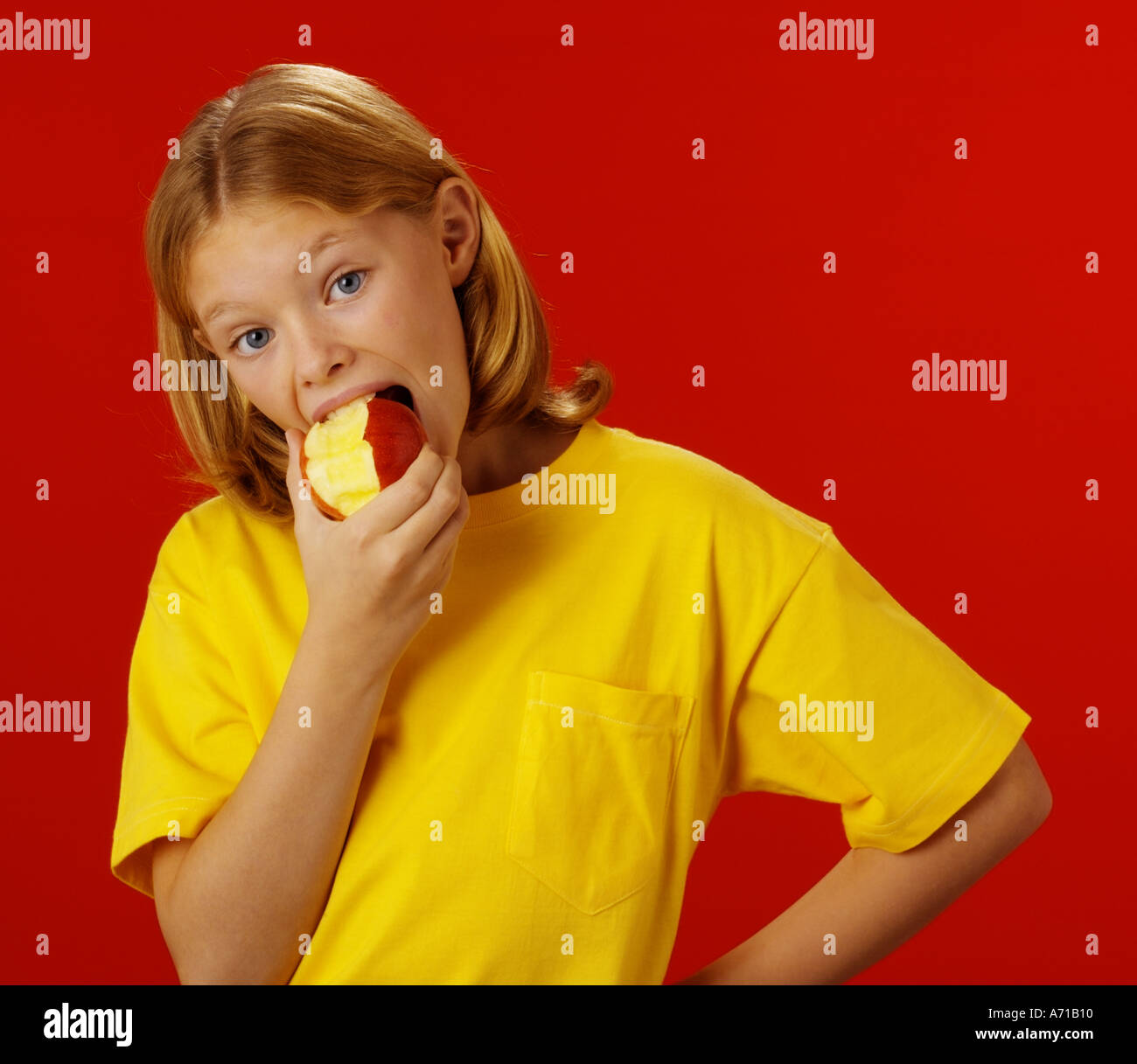 CHILD EATING APPLE Stock Photo - Alamy