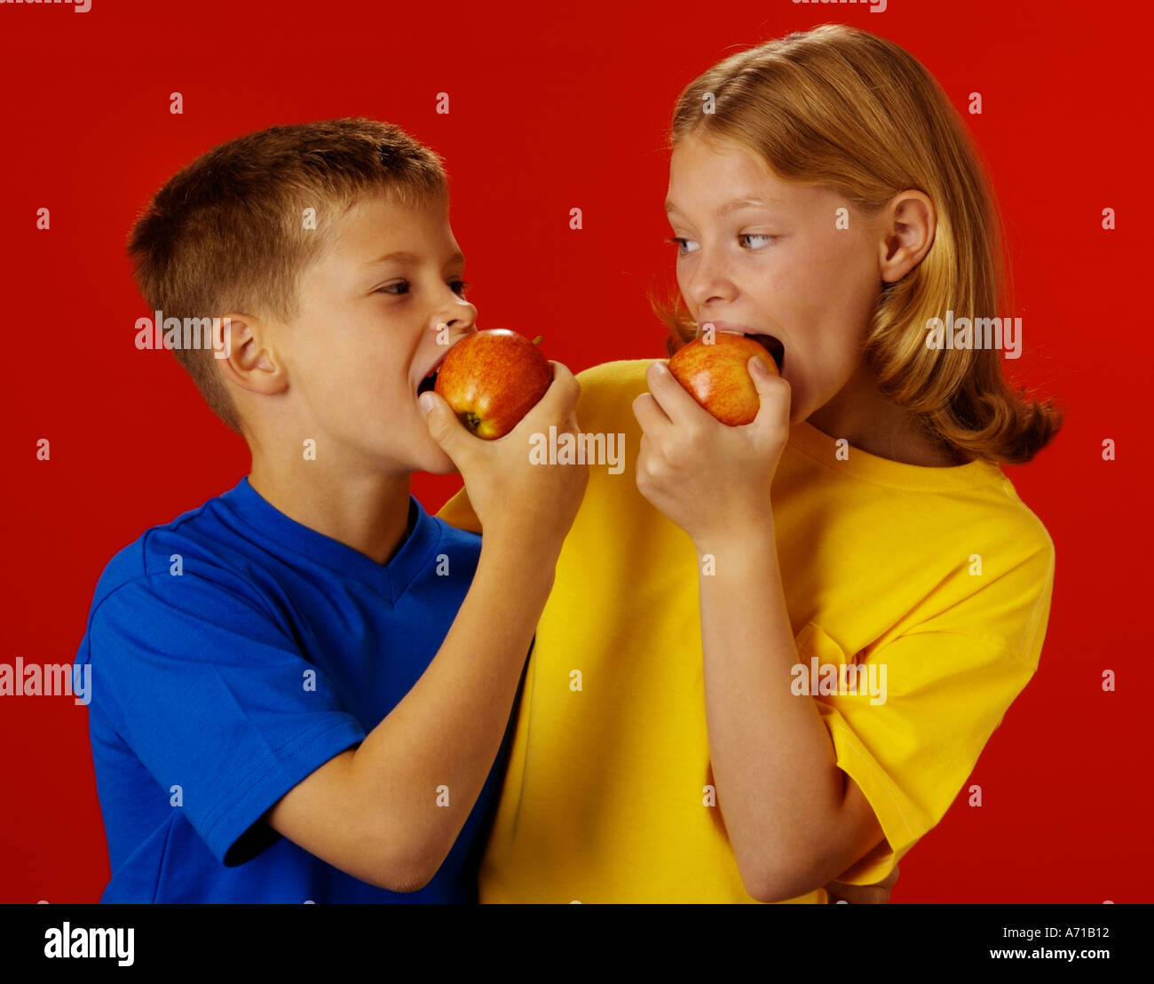 Children with apples hi-res stock photography and images - Alamy