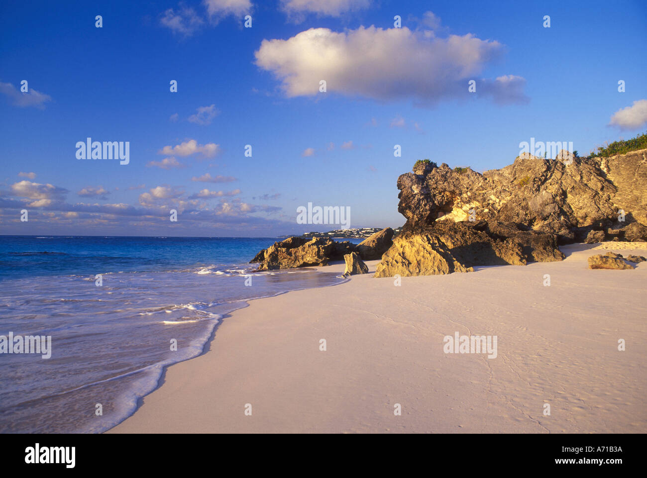 Beach scene in bermuda hi-res stock photography and images - Alamy