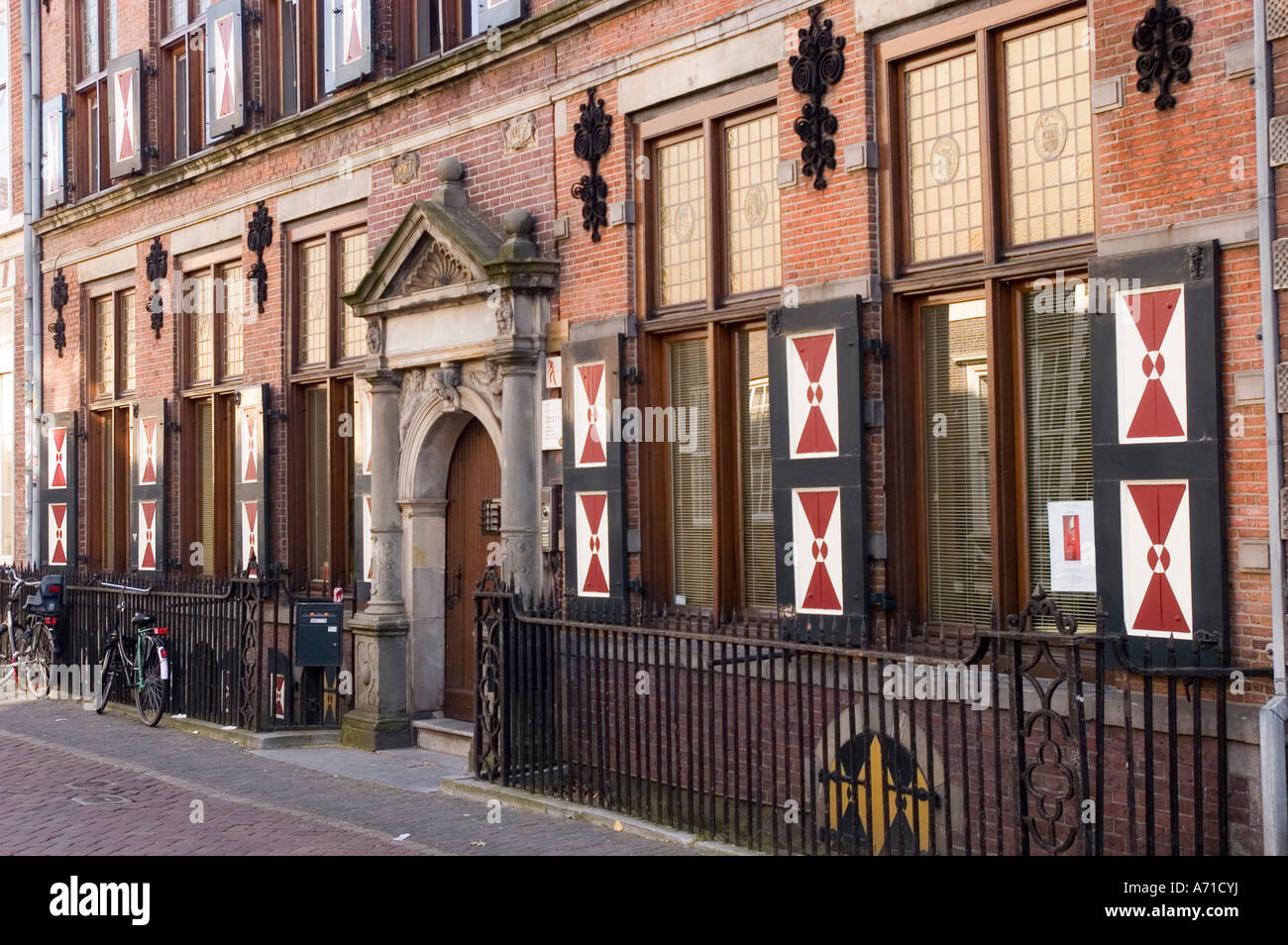 Monumental red stone building hi-res stock photography and images - Alamy