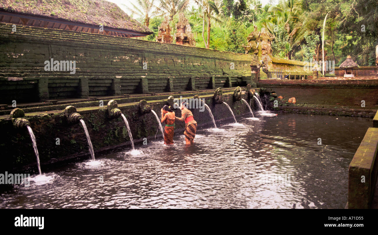 Bali women bathing in Holy waters Stock Photo - Alamy